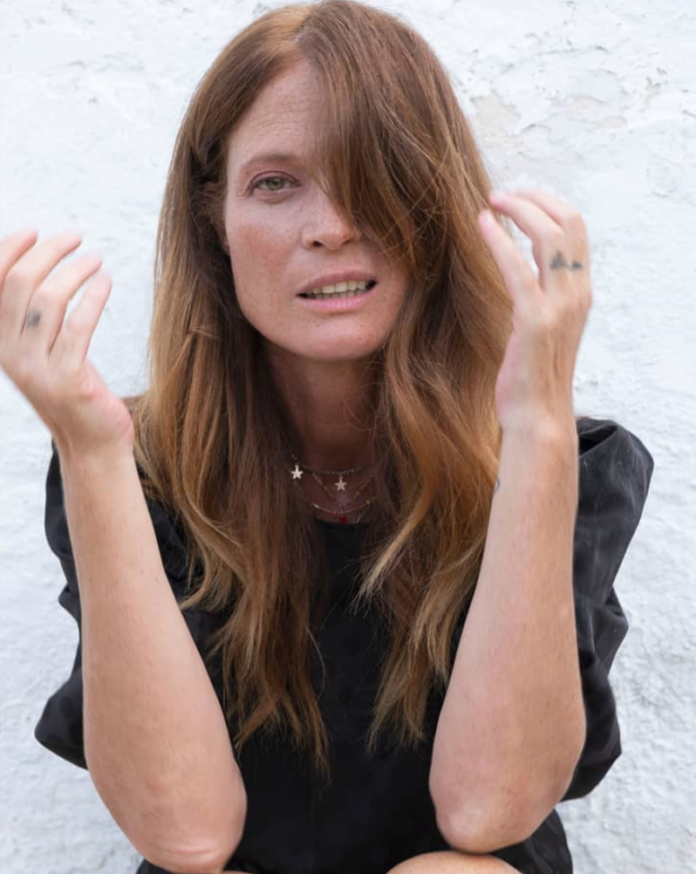 Jane Alexander, ecco come si è mostrata. Solo lei e la sua pelle | TuttiVip