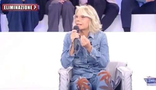 Amici 23, Maria De Filippi non accetta le parole di Garrison